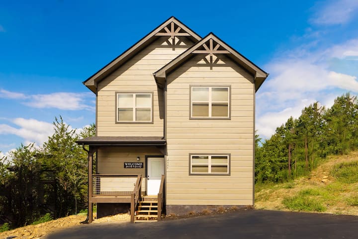 New Mountain Cabin Moments Away From Attractions! - Sevierville, TN