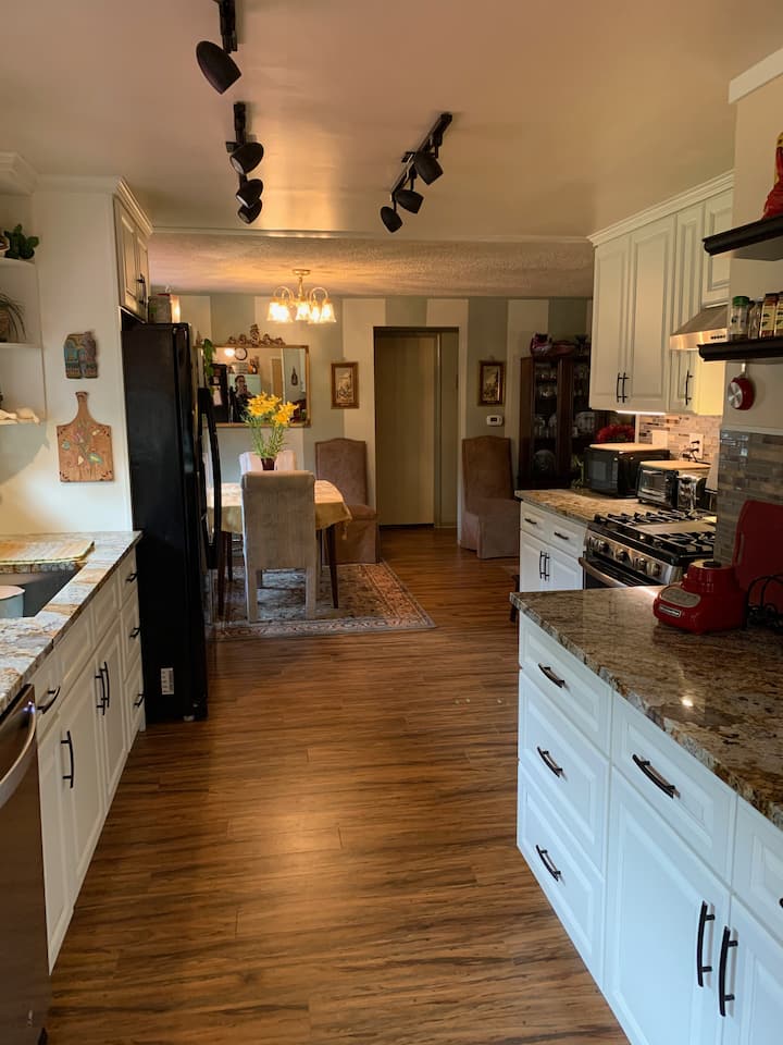Nice Bedroom In Shared Home - Edmonds, WA