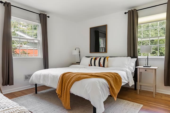 3br Retreat | Fenced Yard & Pet Friendly - Raleigh, NC