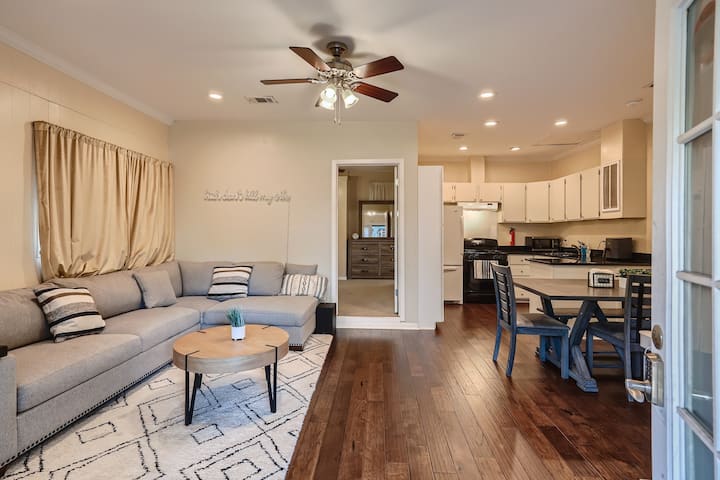 Cozy North Austin Bungalow | Wfh Desk+5 Min Domain - Austin, TX