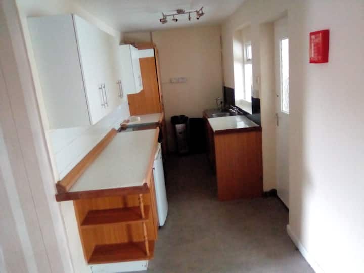 Cheerful Room In 3 Bedroom House - Sherborne