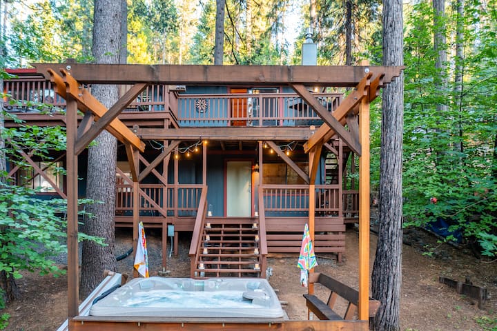 Cabin By Day And Tiki Bar By Night - Sonora, CA