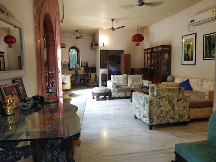 Duplex Room In A Spanish Style Bungalow - Mumbai