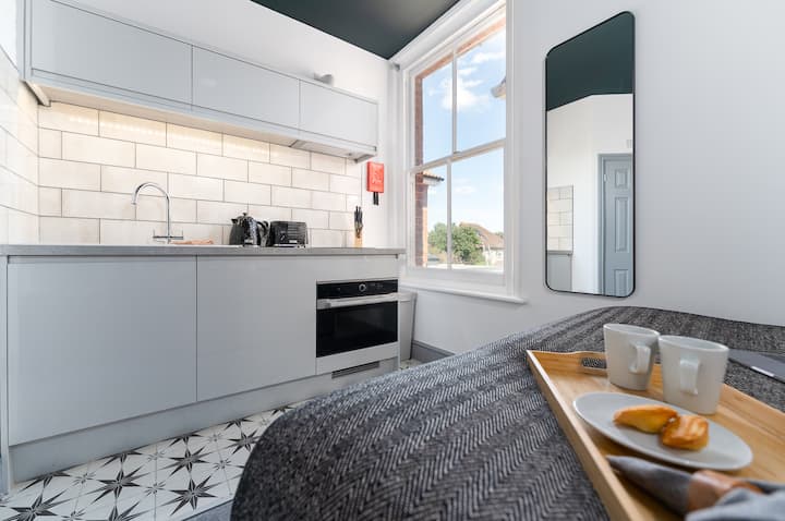 Modern Studio; Parking, Fast Wifi & Free Laundry - Southampton