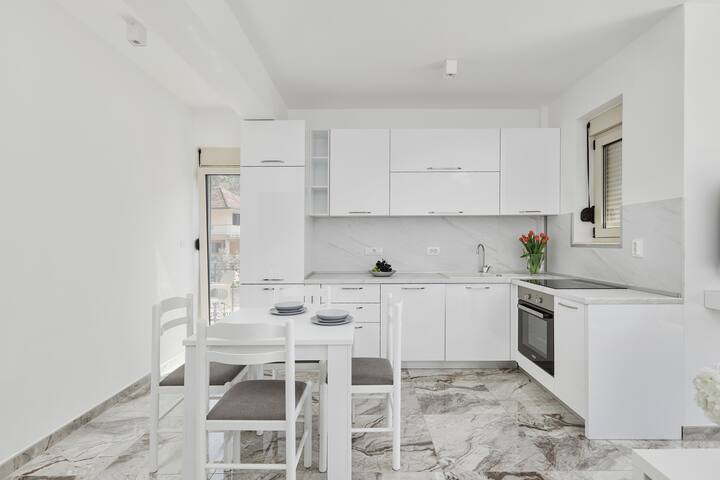 Stanisic Family Apartments - Grey - Kotor