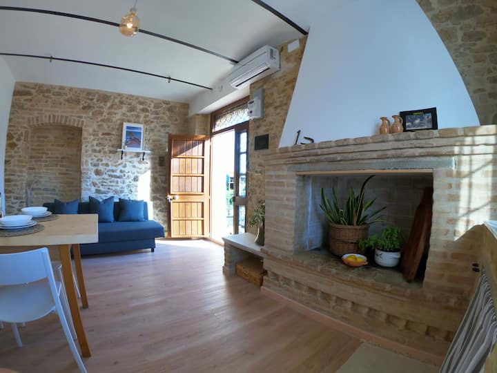 1-bedrom, Two Beds, Historic Country Home - Ortona