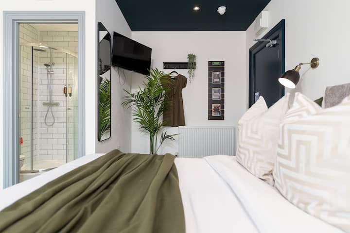Modern Studio Apt • Onsite Laundry, Fast Wi-fi - Southampton