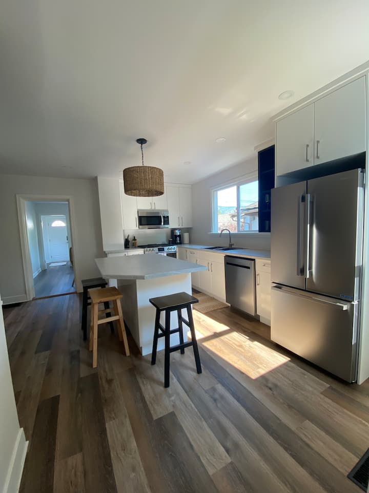 Heart Of Downtown - Monthly Avail - Pet Friendly - Penticton