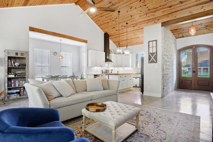 Gorgeous Newer 3/2 Home W/ Louisiana Style & Charm - Baton Rouge, LA