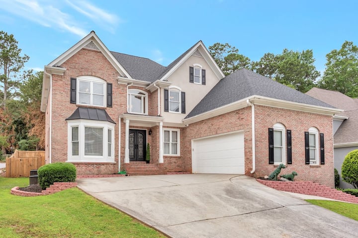 Great Spacious Home With Great Entertainment!! - Roswell, GA
