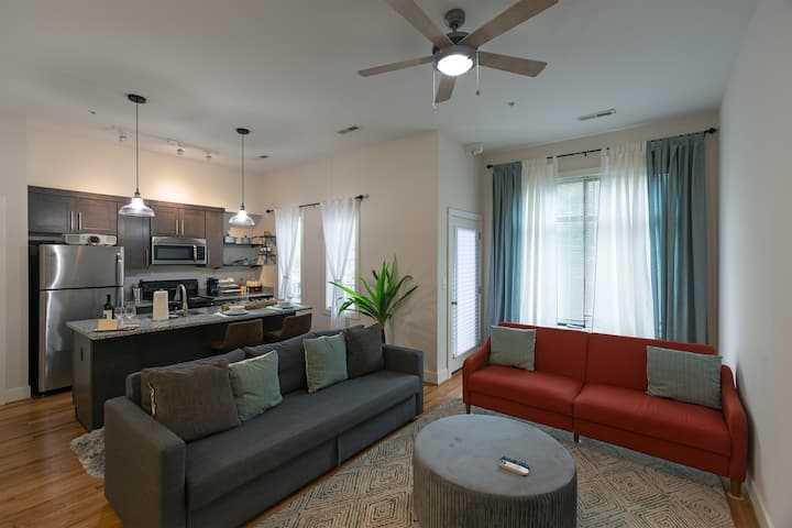 Cute City Getaway With A 150inch Cinema & Parking - Richmond, VA