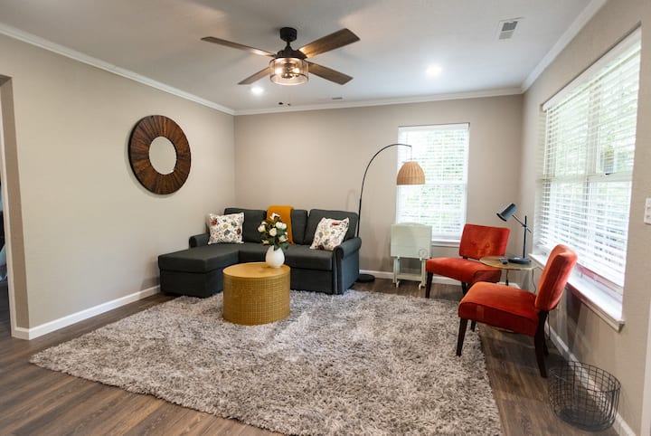 Basecamp Bungalow: Perfect Home, Central Location - Fayetteville, AR