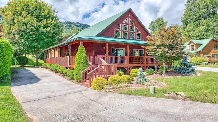 Gorgeous Cabin, Mnt. View’s, Hot Tub, Easy Access! - Maggie Valley