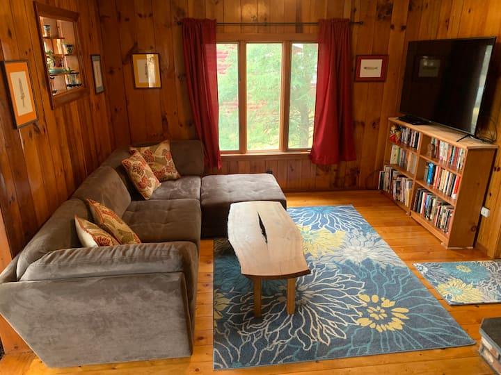 Cheerful 3+ Bedroom Cottage With Lake Views - Greenwater Pond, MA