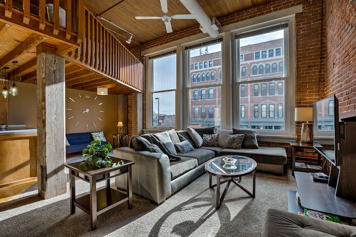 Cozy Condo Near Cws & Berkshire Hathaway! - Omaha