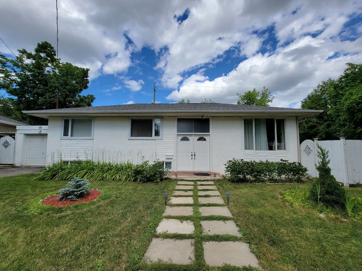 3 Bedroom, Kitchen, Laundry, Separate Entrance - Markham