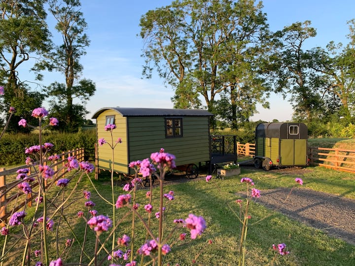 Hot Tub, Hut And Heavenly Views! - Northamptonshire