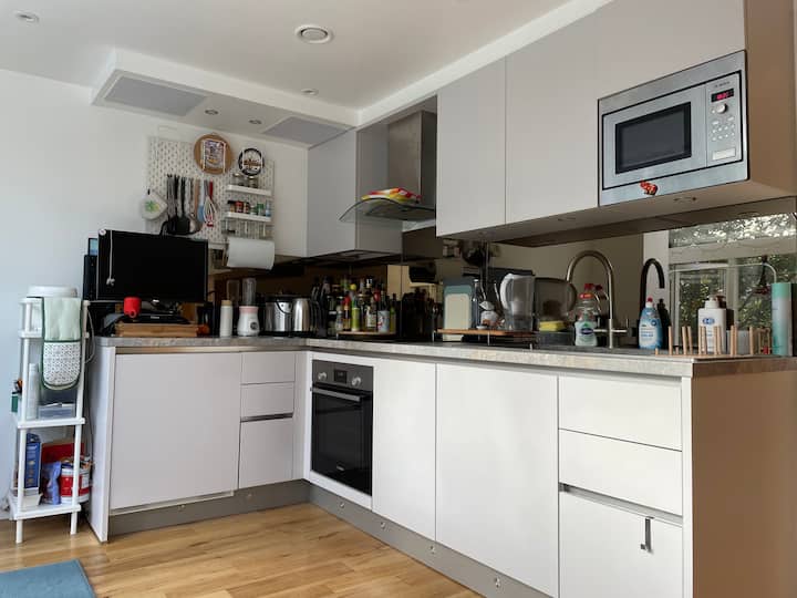 Entire Fulham Flat W/ Sunshine & Ergonomic Setup - Fulham