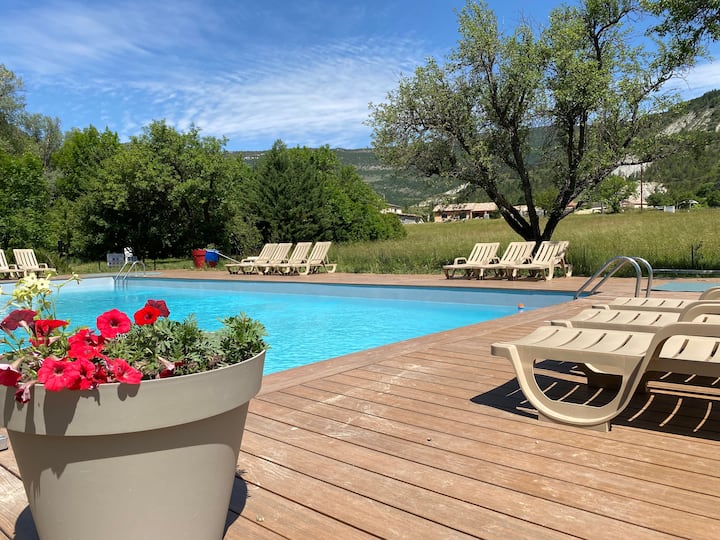 Bel Emplacement De Camping Ombragé Avec Piscine - Laragne-Montéglin