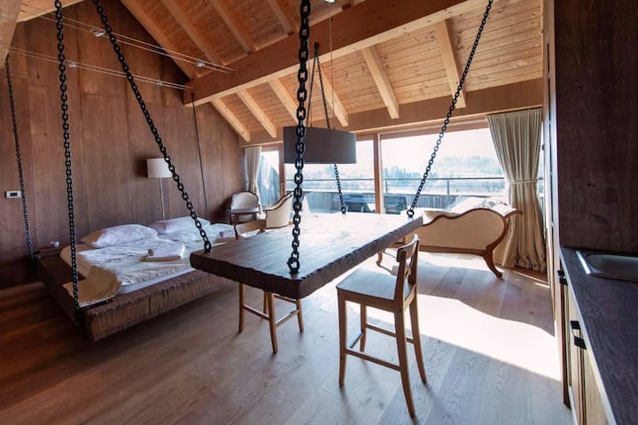 A Room In Castle With Chained Bed - Vinica