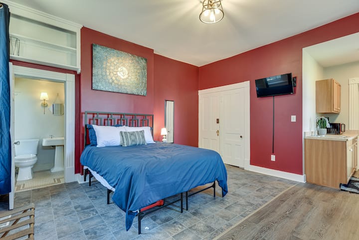 One-of-a-kind Studio: With Private Bath & Kitchen - Columbus, OH