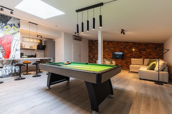 Loft apartment with billiard table & free parking - Apartments for Rent ...