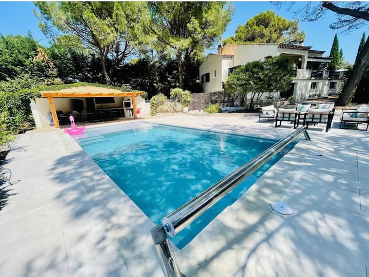 Villa 200 Mètre Carré Dans La Pinède - Nîmes