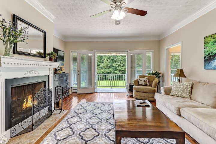 Sleeps 12! Farmhouse Retreat In The City 13+ Acres - Suwanee, GA