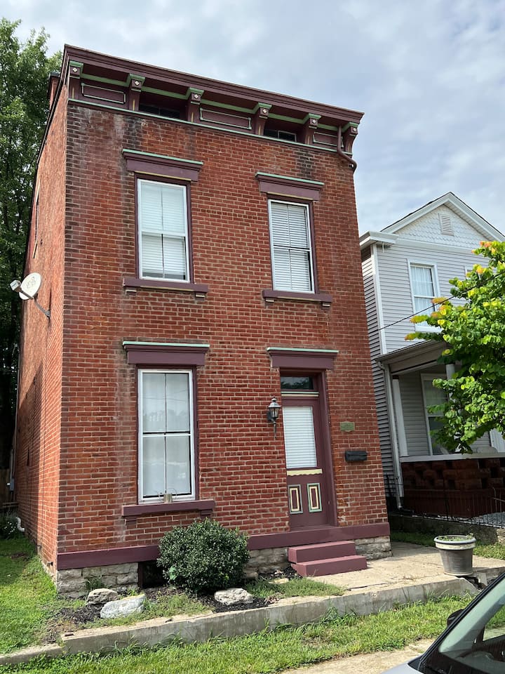 Cheerful 3-4 Bedroom Home With Large Backyard - Cincinnati, OH