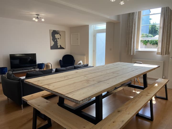 *Sleeps 16 - Walk To Town - Pool Table - Parking* - Tewkesbury