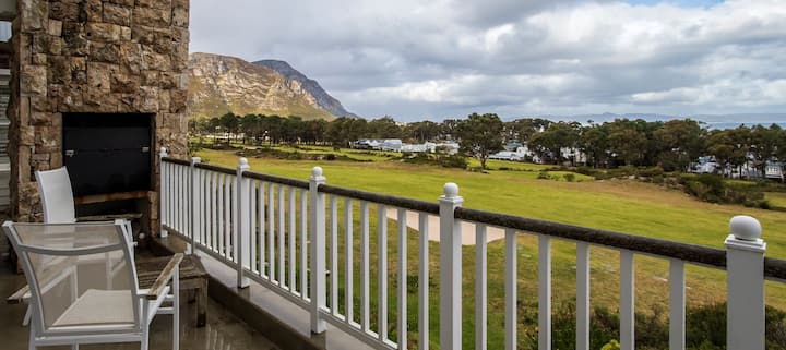 Tasteful 5-bedroom Home In Fernkloof, Hillside - Hermanus