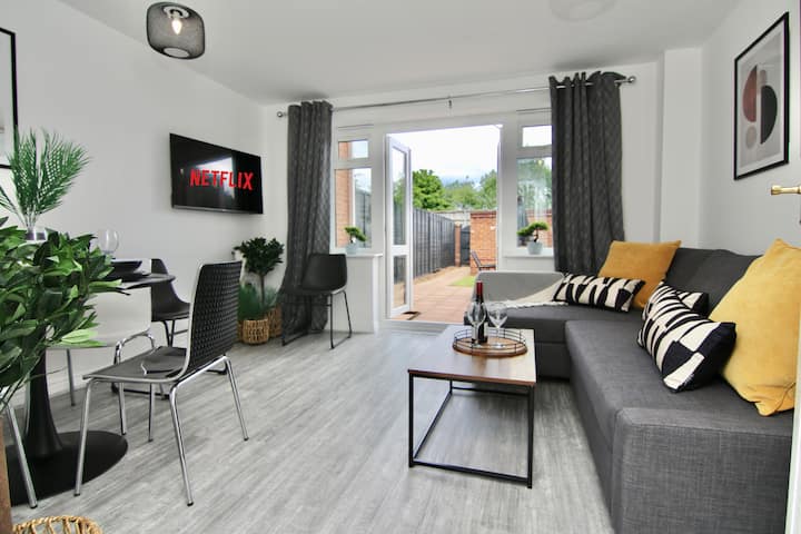 Dashing 2bed Haven: Near Coventry Centre + Parking - Coventry