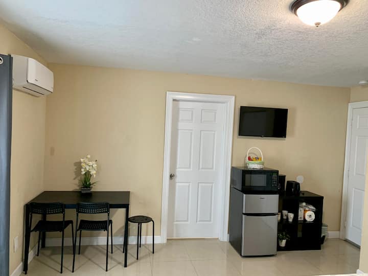 King Bed Near Miami Airport & Freedom Park Stadium - Miami, FL