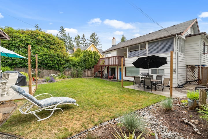 Cheerful Two Bedroom Cottage With Indoor Fireplace - White Rock