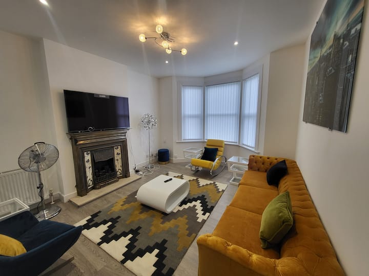 Garland Modern 4 Bedroom Central Apartment London - Enfield