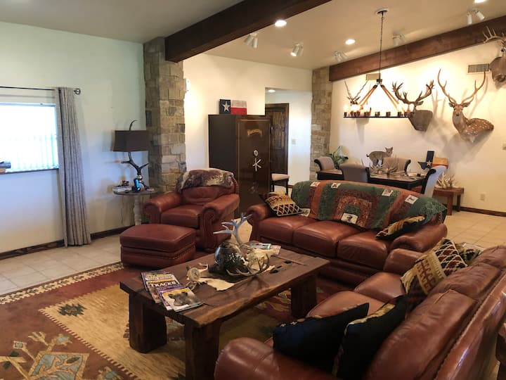 Rustic Lodge @ Twisted Oak Ranch - Franklin, TX