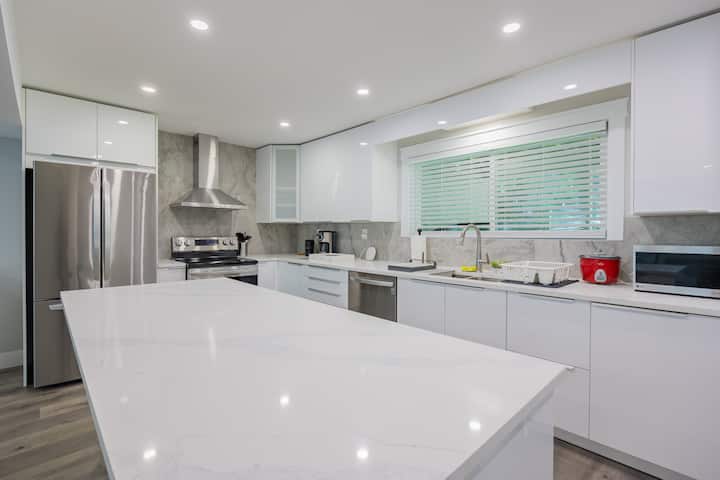 Fifa 2026-2br Suite In Surrey-skytrain To Bc Place - 써리