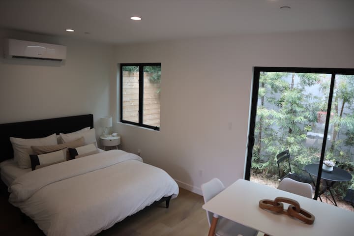 New And Modern, Gated 1-bed Guest House W/ Parking - Los Angeles, CA