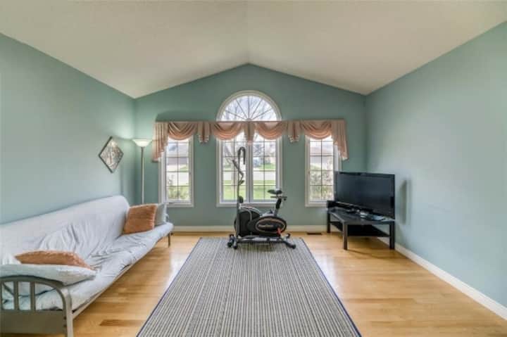 Cheerful Ensuite Bedroom Close To Lambton College - Sarnia