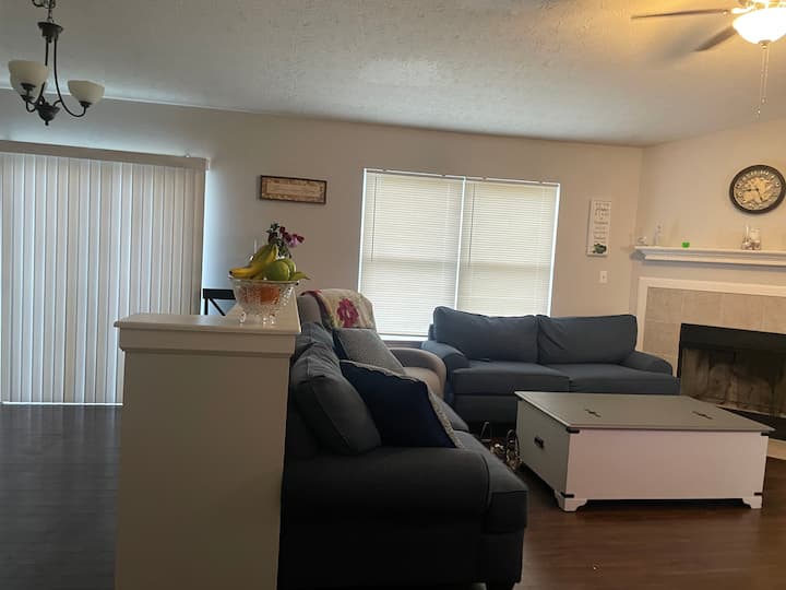 1 Bed I Bath Shared Luxury Modern Home In Hoa - Indianapolis, IN
