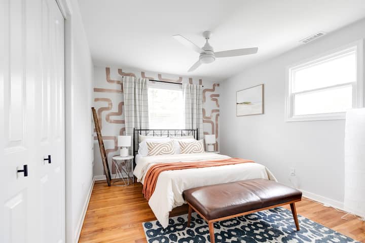 Charming 4 Bedroom House With Outdoor Dining And Fenced Yard. - Richmond, VA