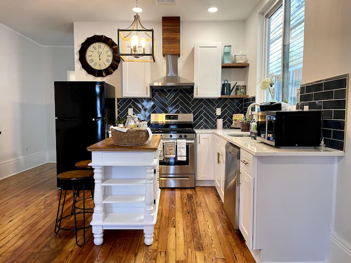 Historic Banks Street 2 Bedroom 2 Bathroom Beauty - New Orleans, LA