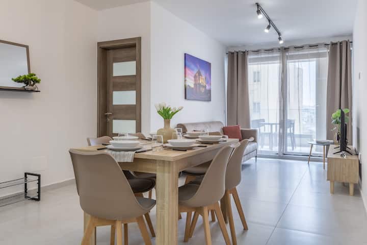 Sea-side Escape In Sliema | Sleeps 6 - Malta