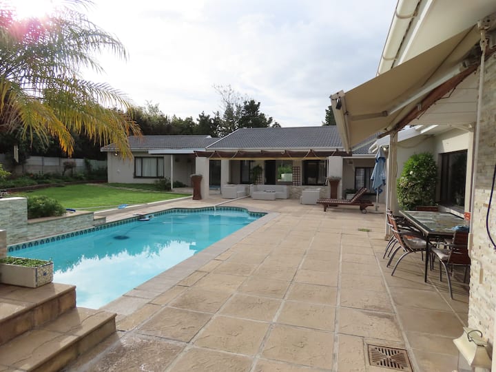 Homely And Cheerful 4-bedroom Villa With A Pool - Somerset West