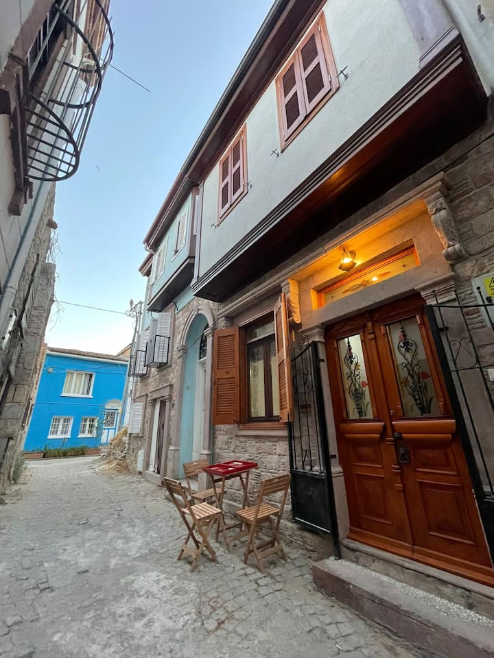 Macaron’da Tari̇hi̇ Rum Evi̇ Si̇zleri̇ Bekli̇yor - Ayvalık