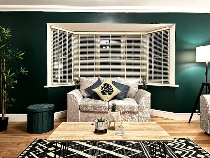 Royal Retreat: 3 Bed Detached Home In Windsor - Slough