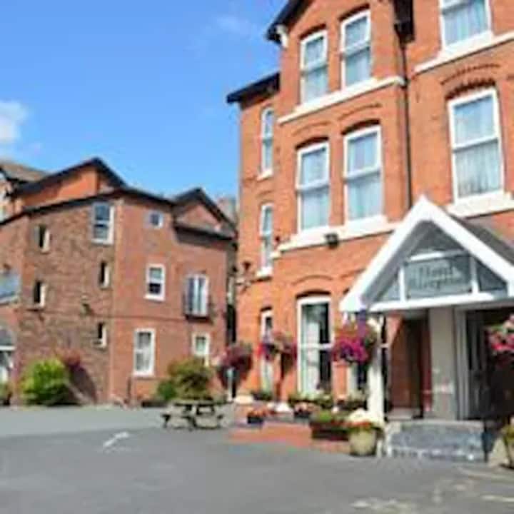 Two Bedroom Apartment 2 Bathrooms & 2 Sofa Beds - Bury