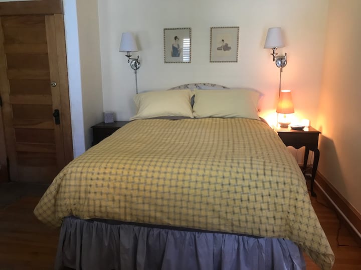 Yellow Room Comfort In Victorian Townhouse. - Brattleboro, VT