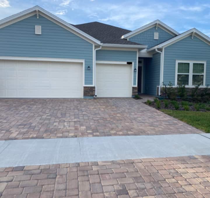 Bright 4 Bedroom Home With Free Parking - Middleburg, FL
