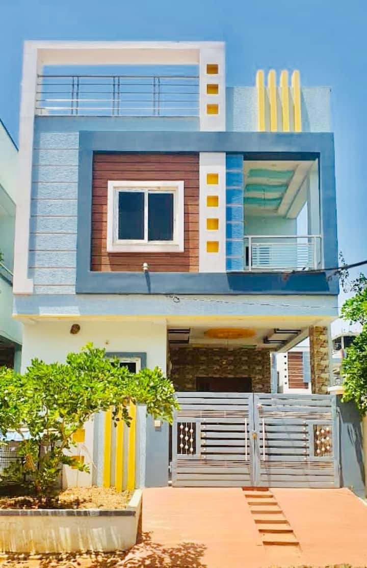 Cheerful 3-bedroom Villa With Free Parking 2500sft - Hyderabad